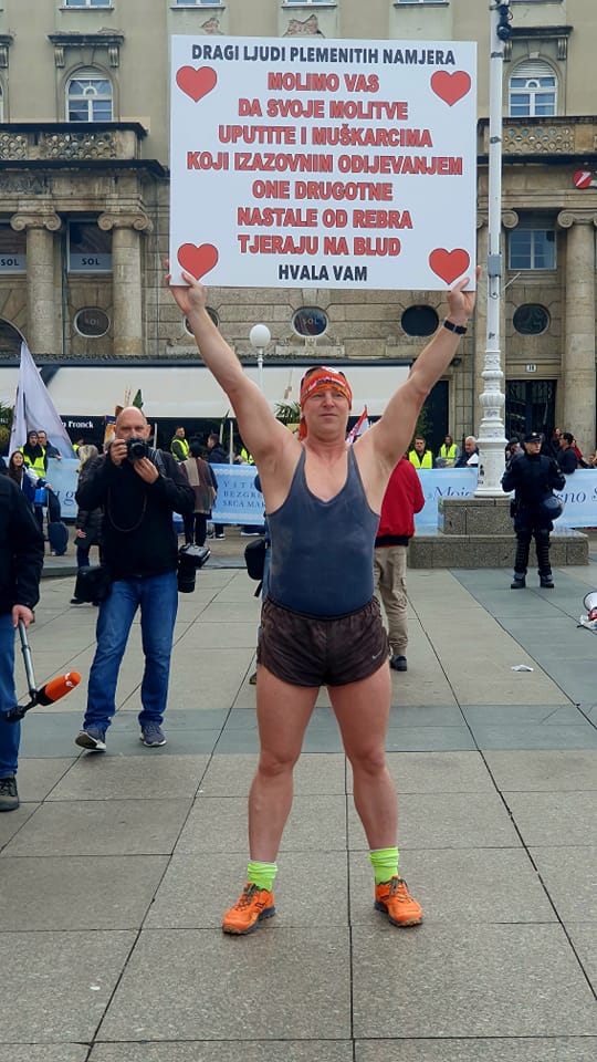 Šimun Cimerman na zagrebačkom trgu tražio zaštitu muškaraca: “Jedva sam ...