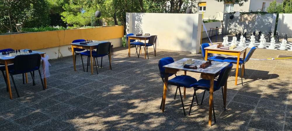 U dvorištu Osnovne škole Kozala otvoren je prostor za igranje šaha na ...